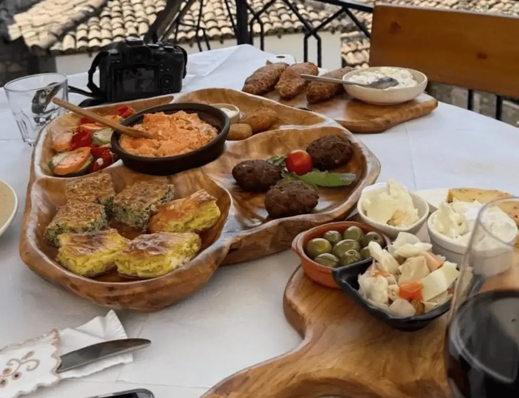 Typisch Albanees eten - 20 populaire Albanese gerechten